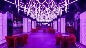 2 bares/lounges, 2 bares junto à piscina, um bar à beira da piscina 