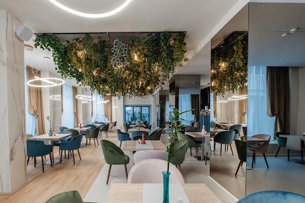 Serviço de café da manhã, almoço, jantar; vistas para o jardim