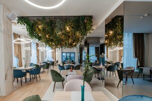 Pequenos-almoços, almoços, jantares servidos, com vista para o jardim 