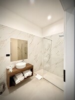 Quarto Duplo ou Twin de Luxo, varanda, Vista para a cidade | Casa de banho | Um polibã, artigos de higiene pessoal grátis, um secador de cabelo