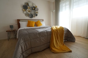 Quarto de Luxo, 1 cama king-size, banheira de hidromassagem, vista para o jardim | Minibar, cofre no quarto, com decoração personalizada 