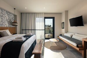 Suite-Estúdio Júnior | Cofre no quarto, com decoração personalizada 