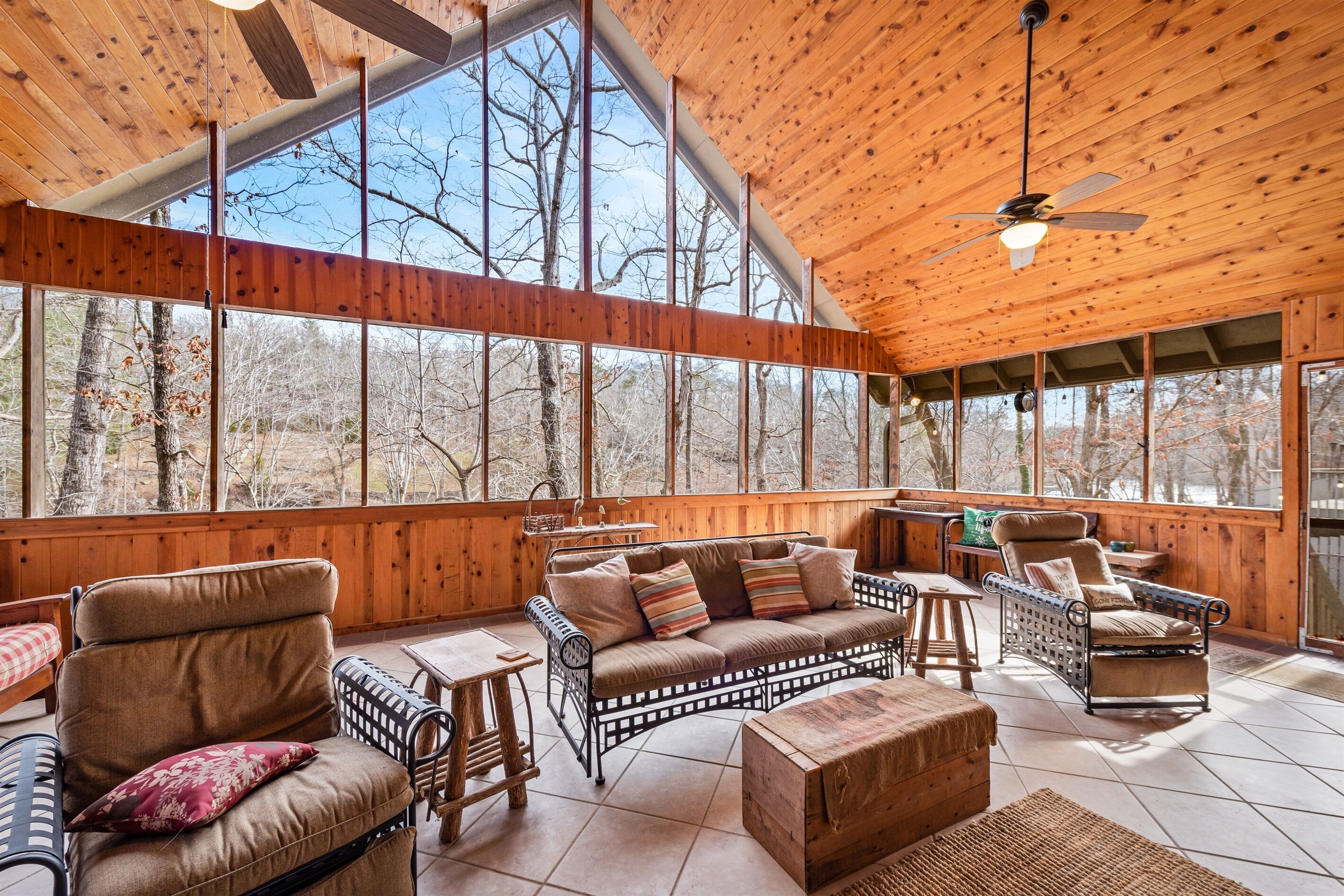 One Oar Missing On Little River W/double Fireplaces - Alabama