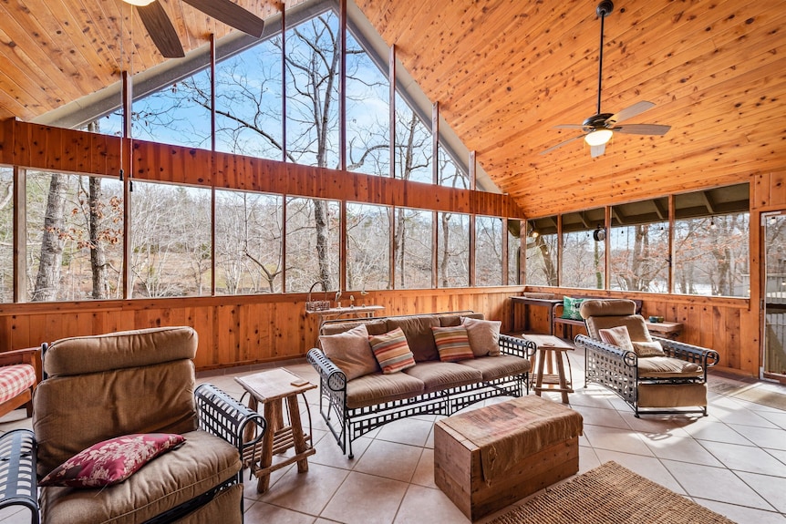 One Oar Missing On Little River W/double Fireplaces - Alabama