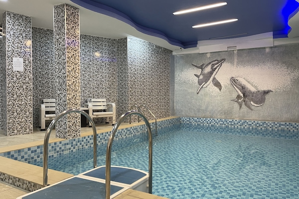 Piscina interna, salva-vidas no local