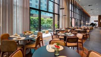 Pequeno-almoço tipo buffet diário mediante uma taxa