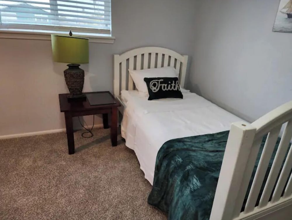 Large 2 Bedroom Townhome, Backyard, Covered Patio, Private Covered Parking. - Corpus Christi, TX