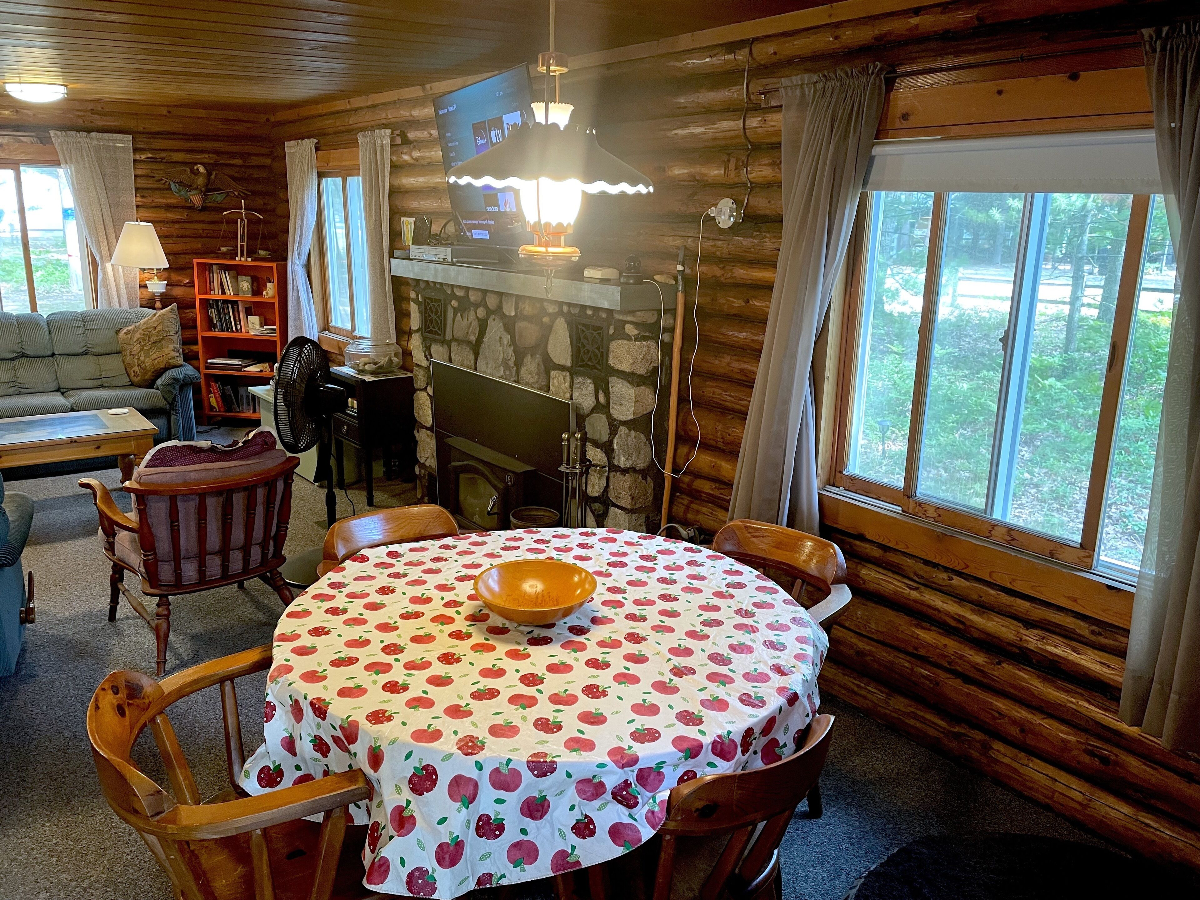 Family Fun: Torch Lake Cottage With Private Beach Access - Kayaks & Sup Provided - エルク・ラピッズ, MI