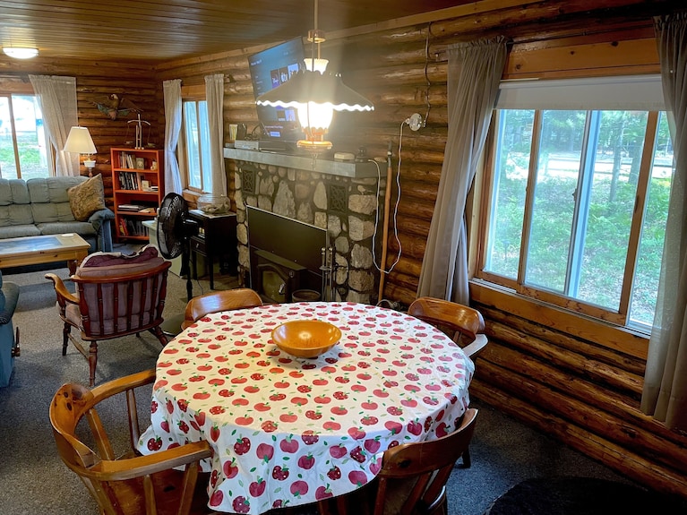 Family Fun: Torch Lake Cottage With Private Beach Access - Kayaks & Sup Provided - エルク・ラピッズ, MI