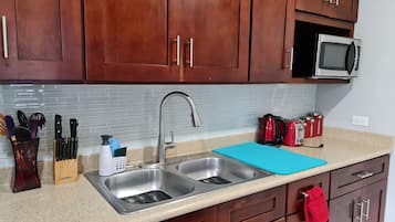 Um frigorífico/congelador grande, um micro-ondas, um forno