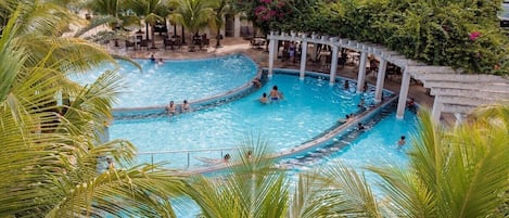 12 piscinas exteriores, guarda-sóis, espreguiçadeiras