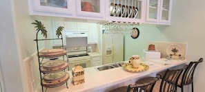 Apartamento em Condomínio Fechado, 2 quartos | Cozinha privada | Um frigorífico, um forno, uma cafeteira/bule, uma torradeira