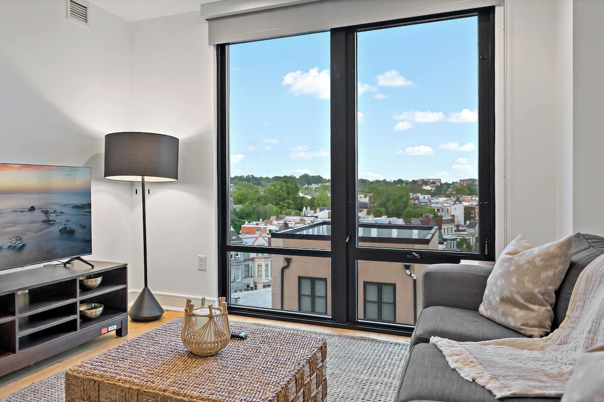 Quarto solteiro premium, 1 cama Queen, aceita animais de estimação, vista para a cidade | Área de estar | TV 65 polegadas com canais digitais, Netflix, Hulu