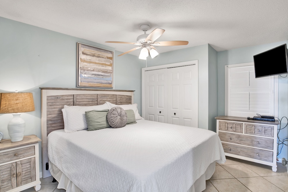 Ground-Level Beachfront 1BR + Bunk Alcove @ Four Winds • Sleeps 6 ...