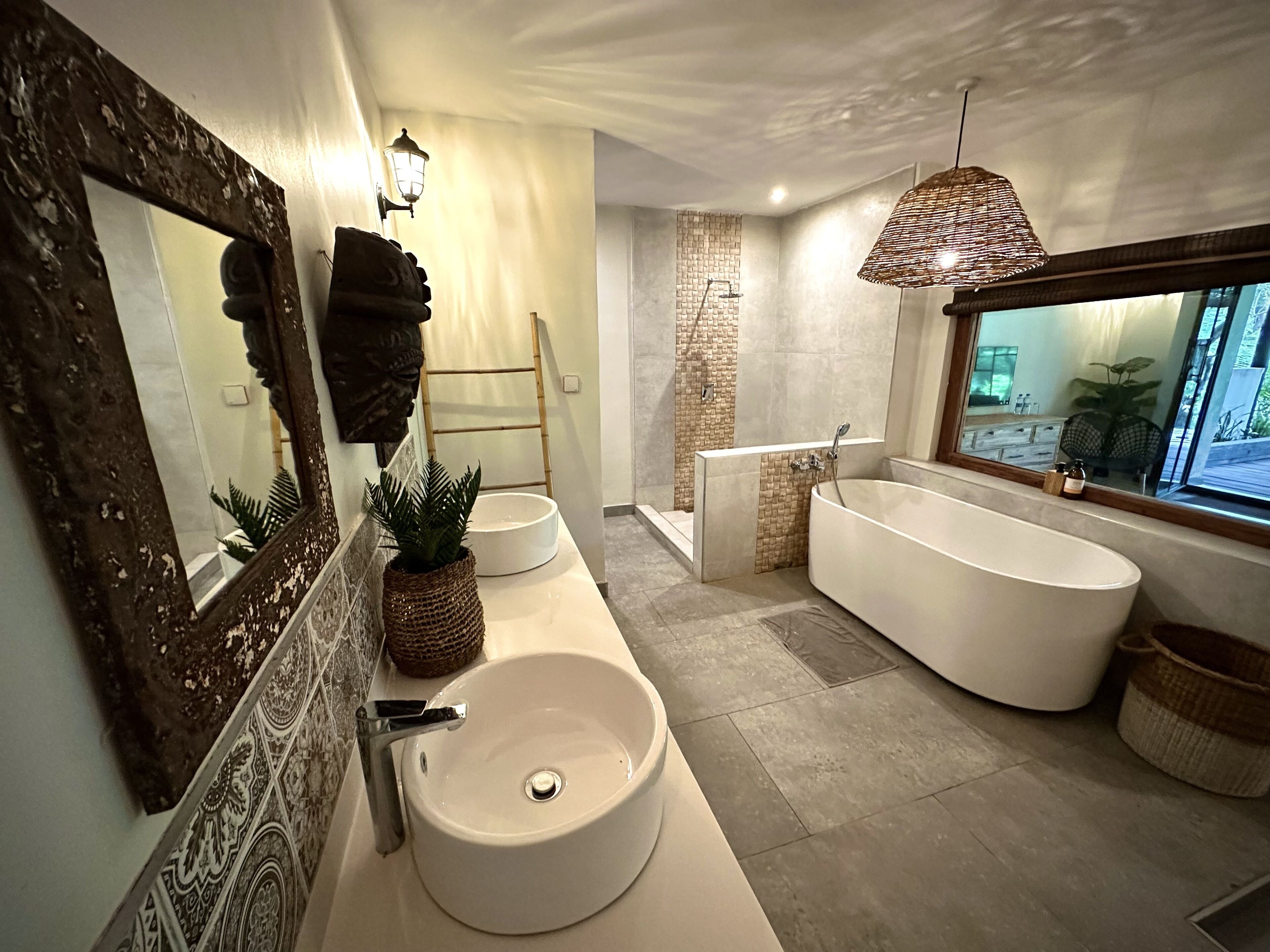 Quarto superluxo, 1 cama King, vista para o resort | Banheiro | Banheira e chuveiro separados, banheira de imersão