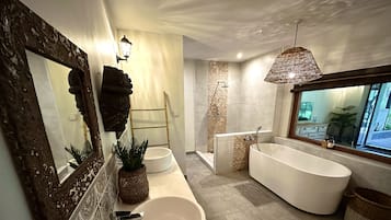 Quarto superluxo, 1 cama King, vista para o resort | Banheiro | Banheira e chuveiro separados, banheira de imersão
