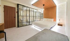 Quarto Triplo Familiar | Minibar grátis, secretária, Wi-fi grátis, roupa de cama fornecida