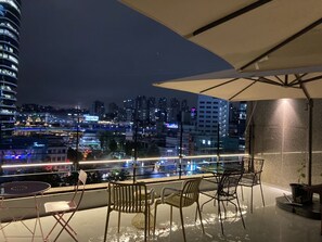 Terraço com espreguiçadeiras