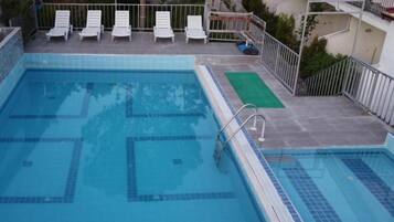 Piscina interior, piscina exterior sazonal