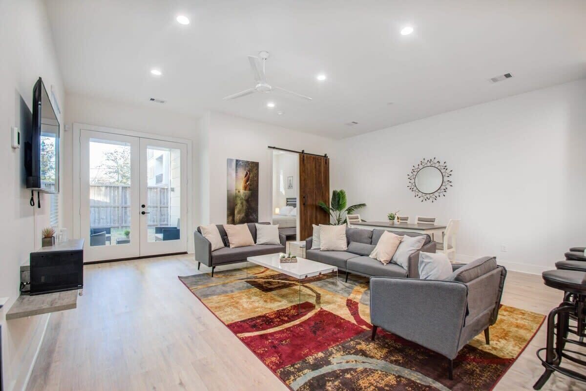 Modern Farmhouse, Mins Restaurants & Attractions - Downtown Houston