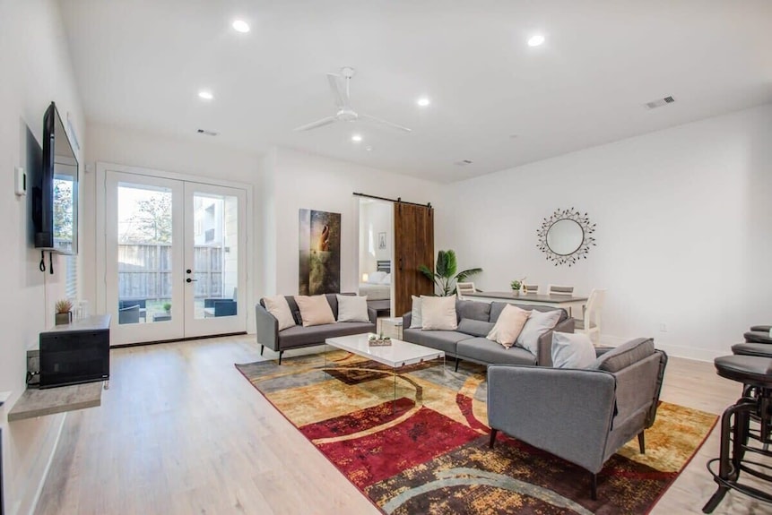 Modern Farmhouse, Mins Restaurants & Attractions - Downtown Houston