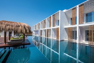 Piscina interna, 3 piscinas externas, guarda-sóis, espreguiçadeiras