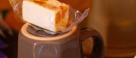 Comida em uma caneca.