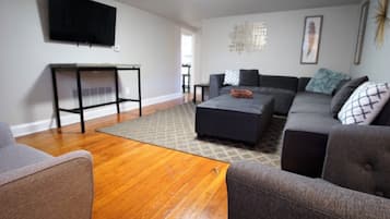 Apartamento, várias camas, cozinha, vista para o jardim (915 23rd St Lower) | Área de estar | TV 40 polegadas com canais digitais