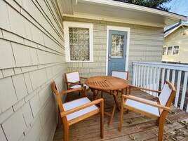 Apartamento, várias camas, varanda, vista para o jardim (1944 7th Ave - Upper) | Opções para refeição ao ar livre