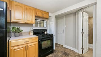Apartamento, várias camas, cozinha, vista para o jardim (1944 7th Ave. - Lower) | Cozinha privada | Geladeira, micro-ondas, fogão, cooktop