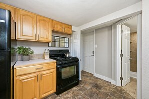 Apartamento, várias camas, cozinha, vista para o jardim (1944 7th Ave. - Lower) | Cozinha privada | Um frigorífico, um micro-ondas, um forno, uma placa de cozinha 