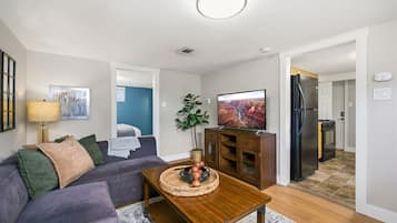 Apartamento, várias camas, cozinha, vista para o jardim (1944 7th Ave. - Lower) | Sala de estar | Televisor de 40 polegadas com canais digitais