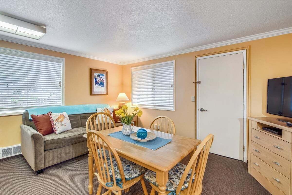Sandcastle Inn #602 - Downtown Apartment! - Cannon Beach, OR