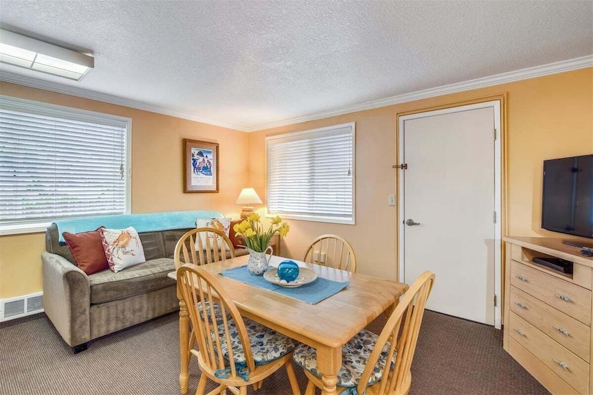 Sandcastle Inn #602 - Downtown Apartment! - Cannon Beach, OR