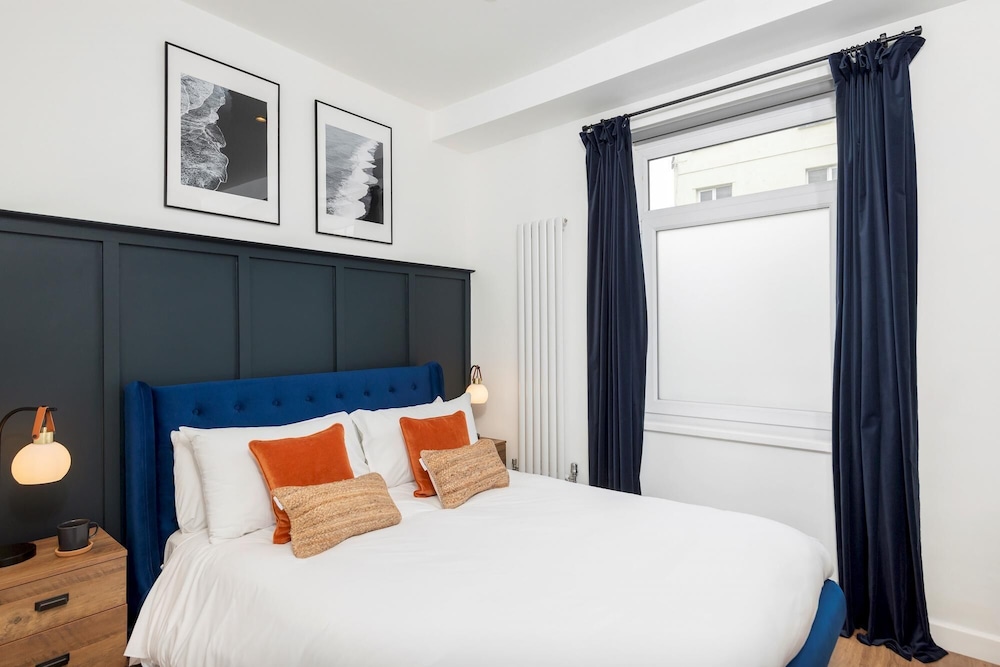 Crescent Apartments In Newport - Newport