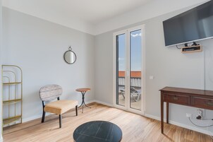 Apartamento Panorâmico | Sala de estar | Televisor de ecrã plano de 42 polegadas com canais via satélite 