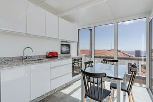 Apartamento Panorâmico | Cozinha privada | Um frigorífico, um forno, uma placa de cozinha 