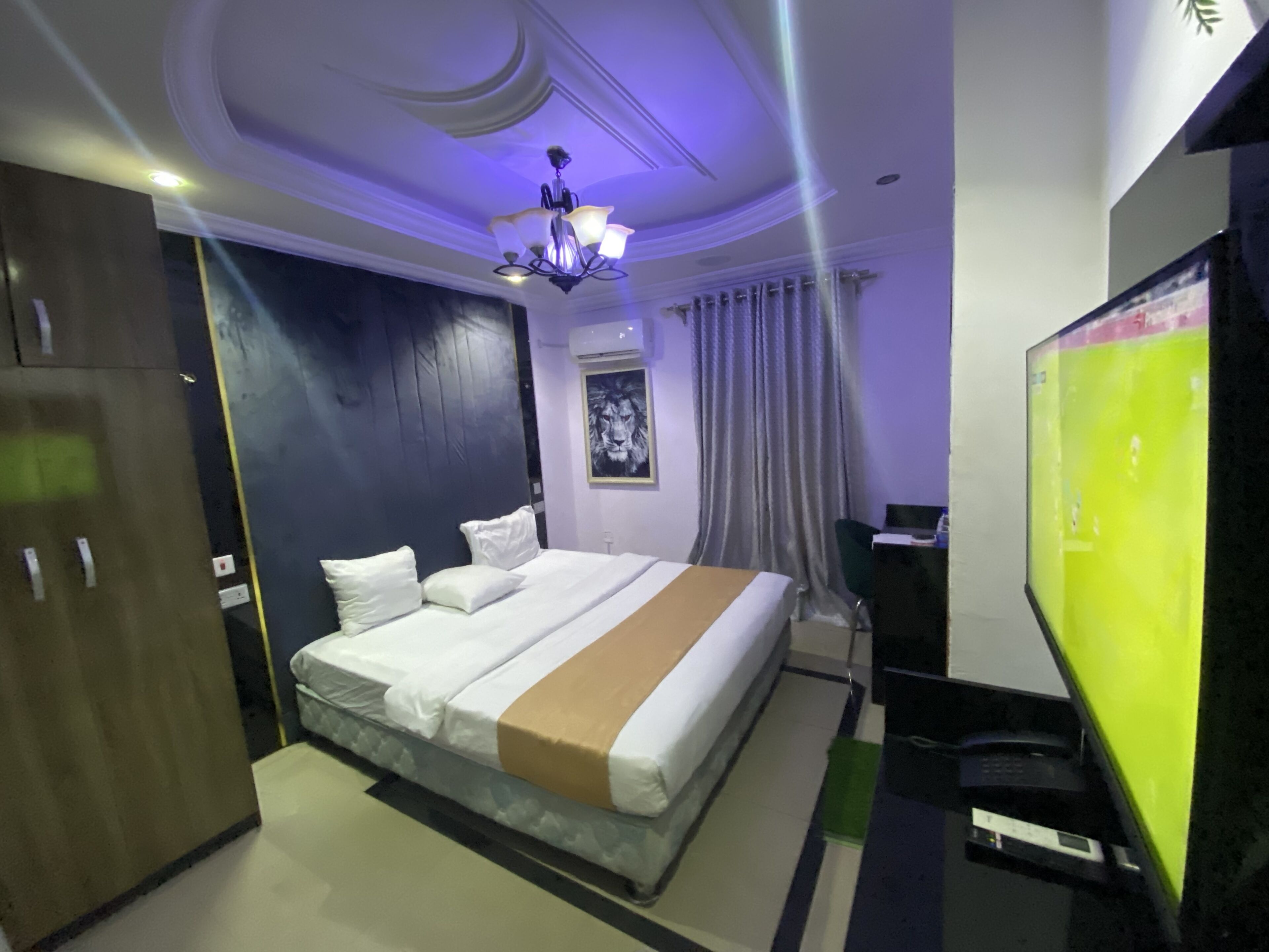 Quarto casal real, para não fumantes | Lençóis italianos Frette, roupas de cama premium