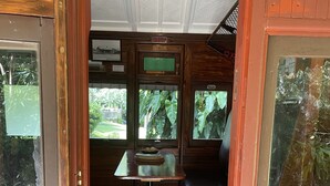 Cabine (Railway Carriage) | Cozinha privada | Minifrigorífico, um micro-ondas, uma placa de cozinha, uma torradeira 