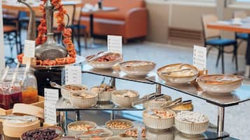 Café da manhã com buffet todos os dias (EUR 20 por pessoa)
