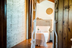 Suite King Deluxe max 4p | Roupa de alta qualidade, edredões de penas, com decoração personalizada 