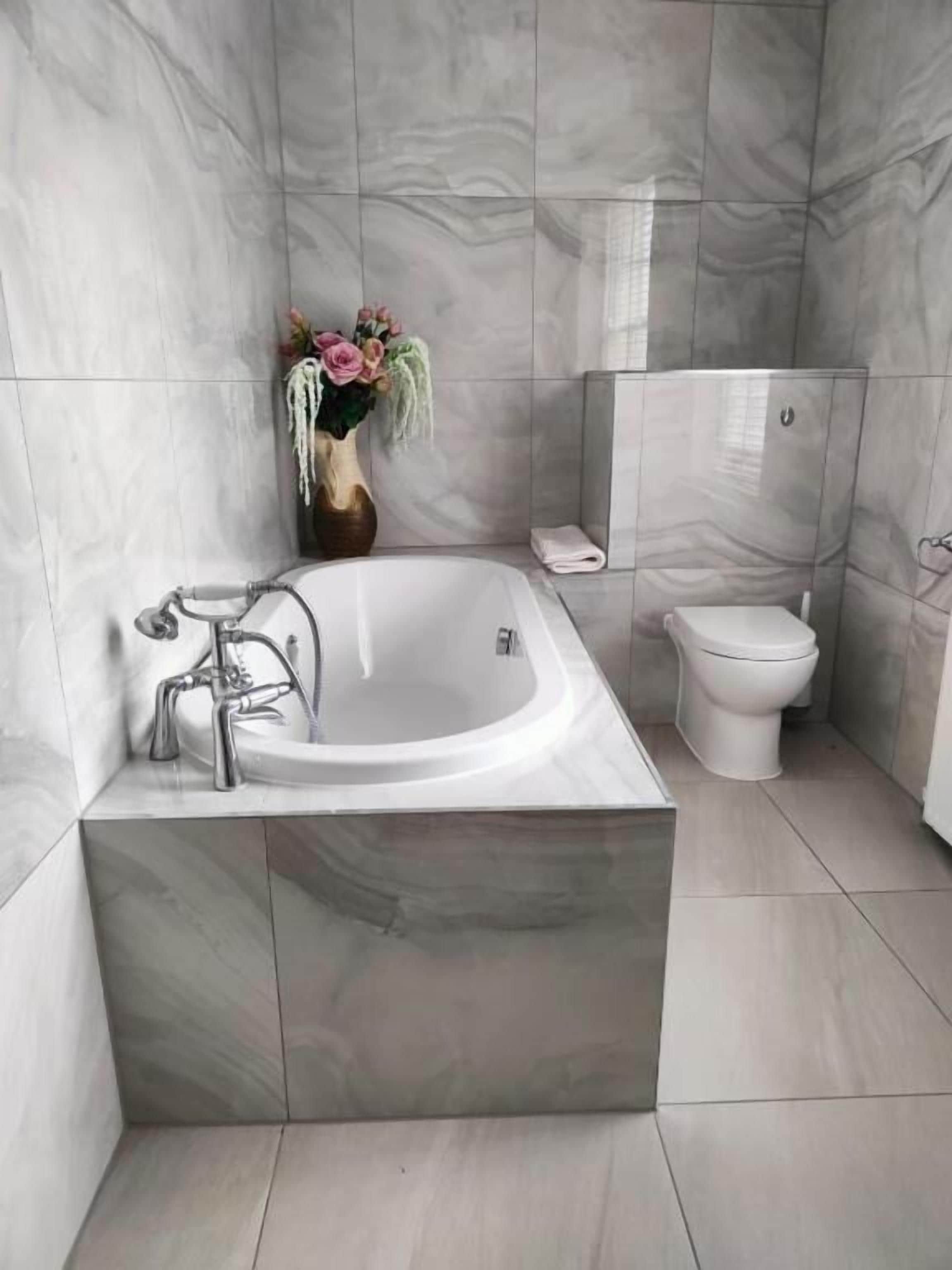 Quarto Duplo Deluxe | Casa de banho | Um polibã, toalhas fornecidas 