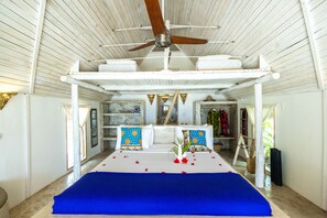 Quarto Quádruplo Deluxe, vista para a praia, em frente à praia | Roupa hipoalergénica, cofre no quarto, com decoração personalizada