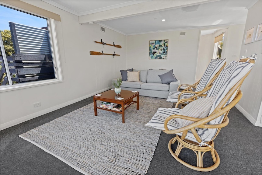 The Lake Villa: Enjoy Views Over The Treetops Of Downtown As You Relax - Bairnsdale