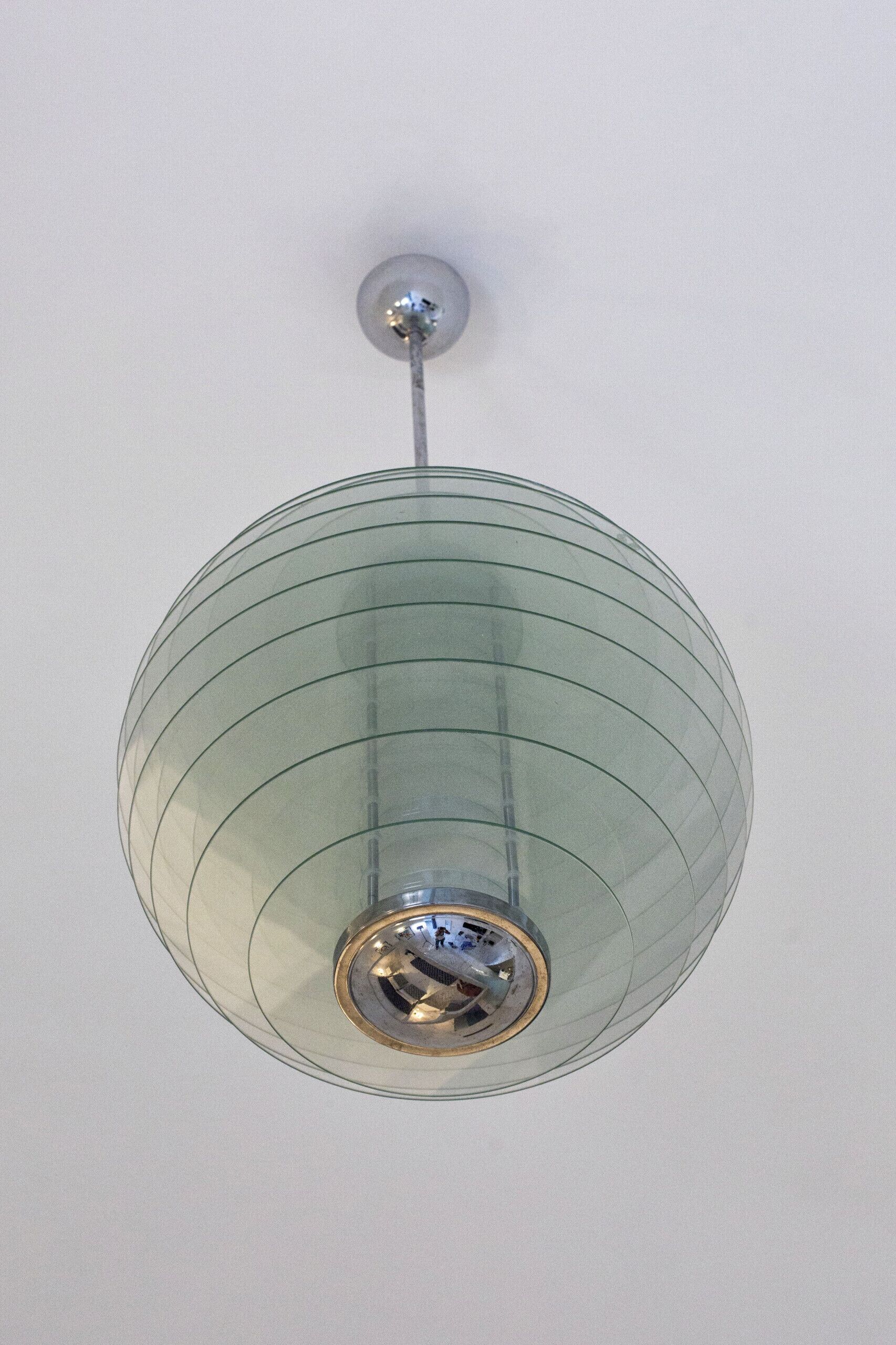 Luminária pendente de vidro transparente com base metálica e design moderno e minimalista.