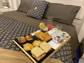 Quarto conforto | Roupas de cama antialérgicas, frigobar, individualmente decorados