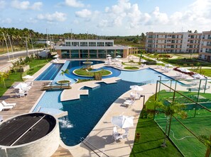 2 piscinas externas, guarda-sóis, espreguiçadeiras