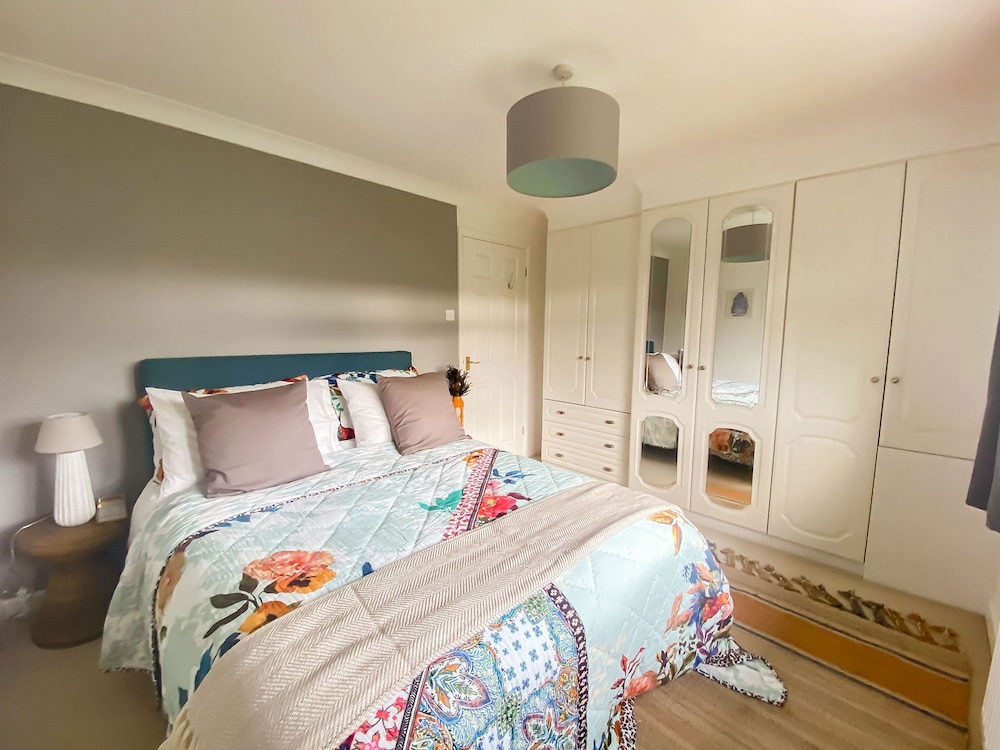 4 Bedrooms, Sleeps 8 - Pet Friendly And Close To Putsborough Beach! - 34 Davids Hill - Croyde