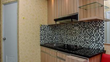 Apartamento, 2 quartos | Cozinha privada | Um frigorífico, uma placa de cozinha, utensílios de cozinha