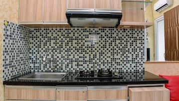 Apartamento, 2 quartos | Cozinha privada | Um frigorífico, uma placa de cozinha, utensílios de cozinha